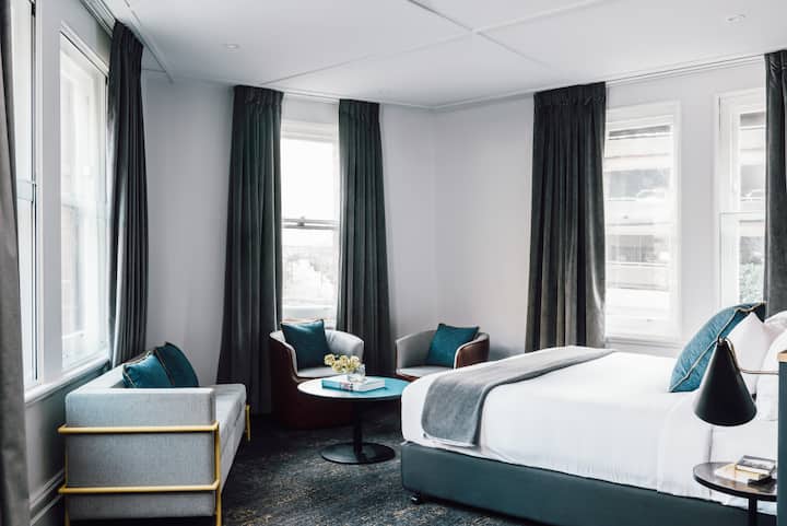 Spacious, Modern Suite With Living Space - Surry Hills