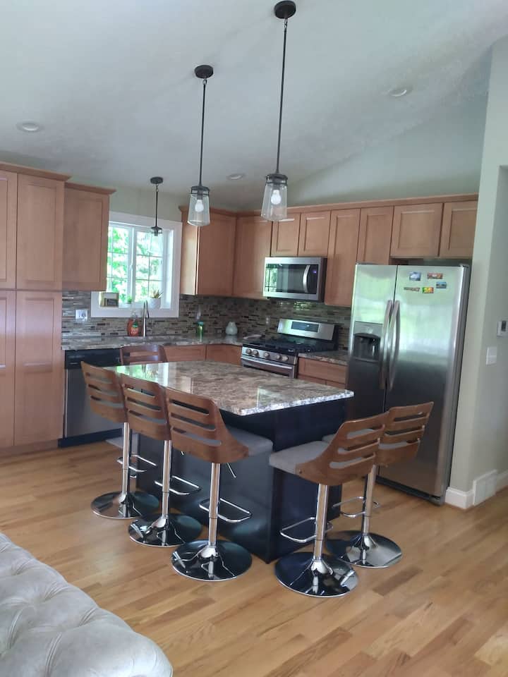 Lakeview Modern Home Available....a Must Stay! - Liverpool, NY