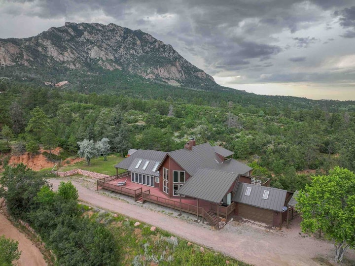 Spacious Mountain Getaway - Colorado Springs, CO