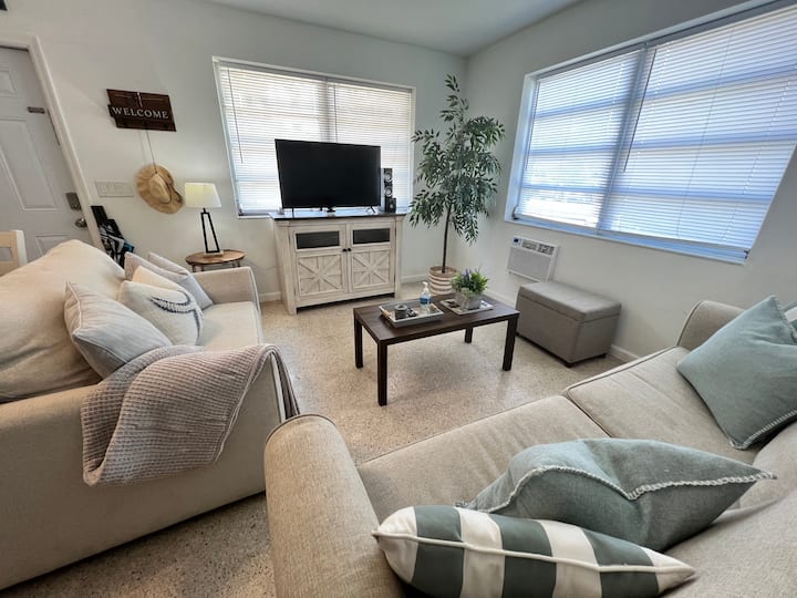 Cozy & Charming Getaway In Deerfield Beach - Deerfield Beach, FL