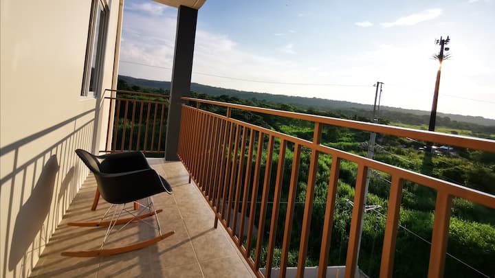 Bright Nuvali Apartment - ☀🏞 Views, Free Parking - Calamba