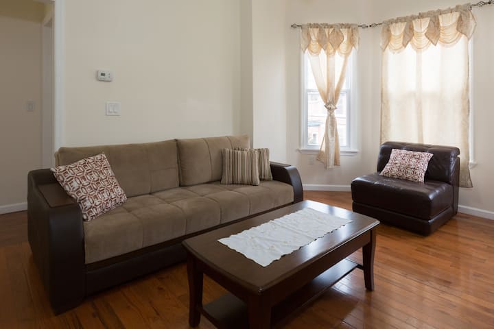 Hotels Too Small? Spacious 3 Bedroom Near Times Sq - Queens, NY