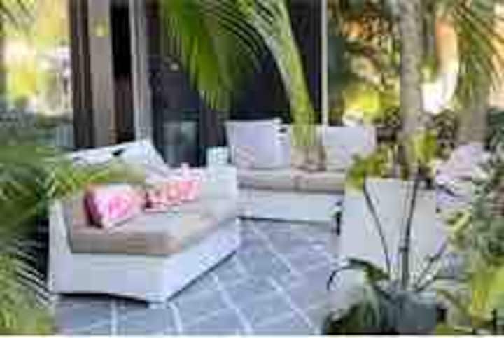 Entire Sunny Beach Shack - Sunshine Coast