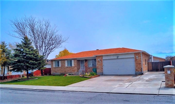 Peaceful Retreat - Mountain Views! Sleeps 8! - West Jordan, UT