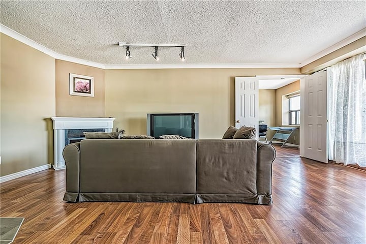 Comfortable & Spacious Private Condo Near Uw - Waterloo