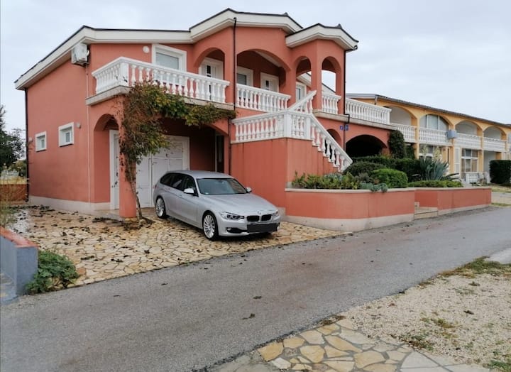 Schöne Ferienwohnung. Neu Renoviert. Apartment 3 - Vir