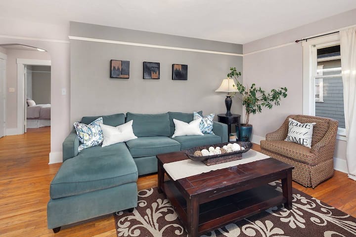 Vibrant Lake View Seattle Apartment W/ Balcony - Madrona - Seattle