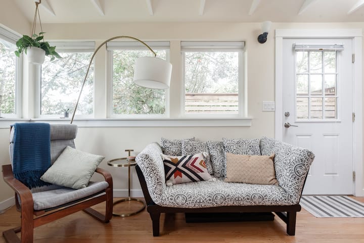 Walk To Live Music Venues From A Columbia City Hideaway - Seattle, WA