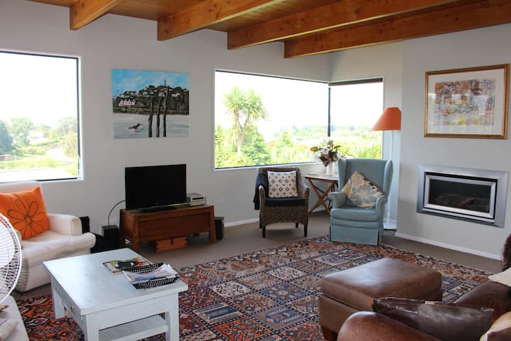 Everyone Welcome Overlooks Waikato River & Marina - Taupo