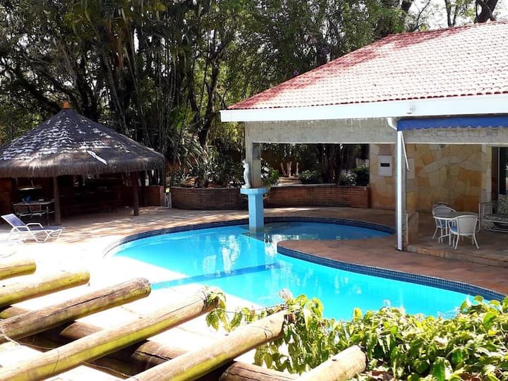 Chácara Maravilhosa Com Piscina E Churrasqueira - Holambra