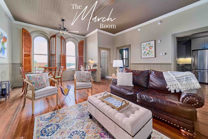 The "March Room" Restored Historic Downtown Apt - Valdosta, GA