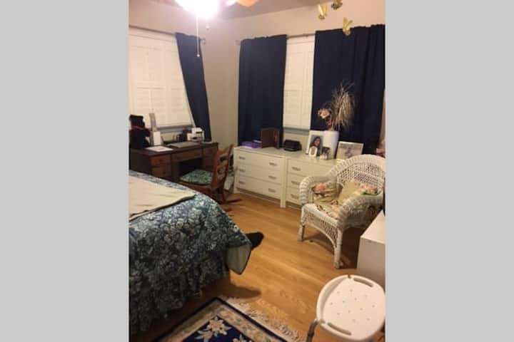 Conveniently Located Guest Room - Alexandria, VA