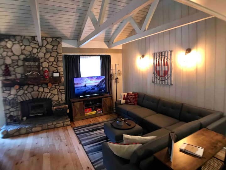 Walk To Village + Pool/sauna/jacuzzi - Sleeps 8! - Mammoth Lakes, CA
