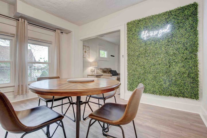 New Chic & Modern Downtown Home, Walk To Lucas Oil - Indianapolis