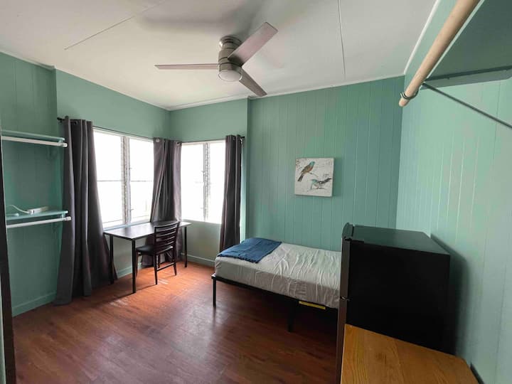 103 Date St/university Ave Master Bedroom 1 Bed - Honolulu, HI