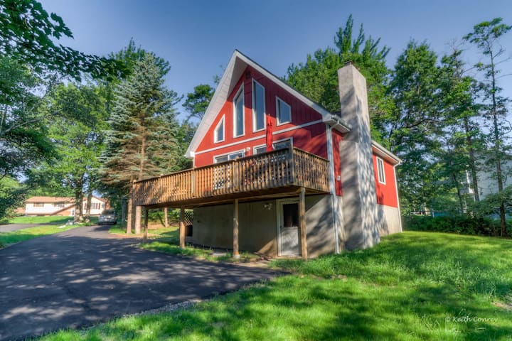Beautiful Chalet With Hot Tub & Sauna In Poconos - Pocono Lake, PA