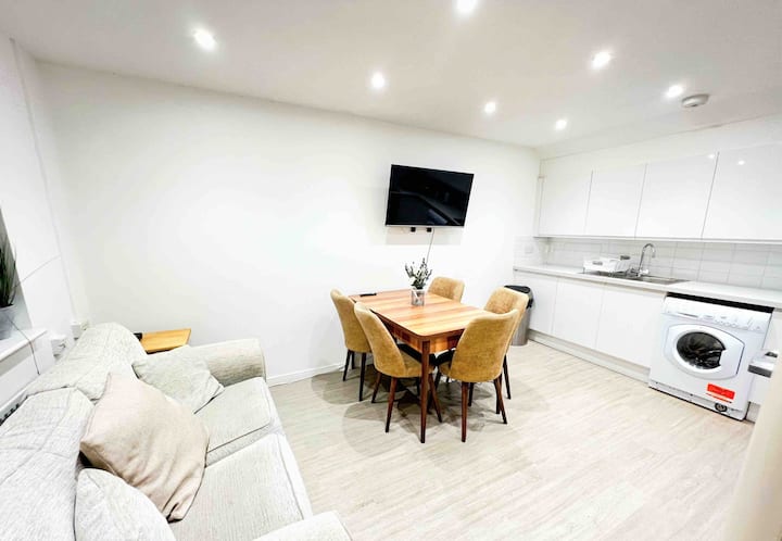 3 Bed Modern Apartment | Parking - 惠斯塔布