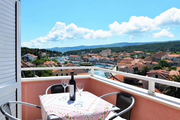 Apartmani Ena, Apartman 1 - Jelsa