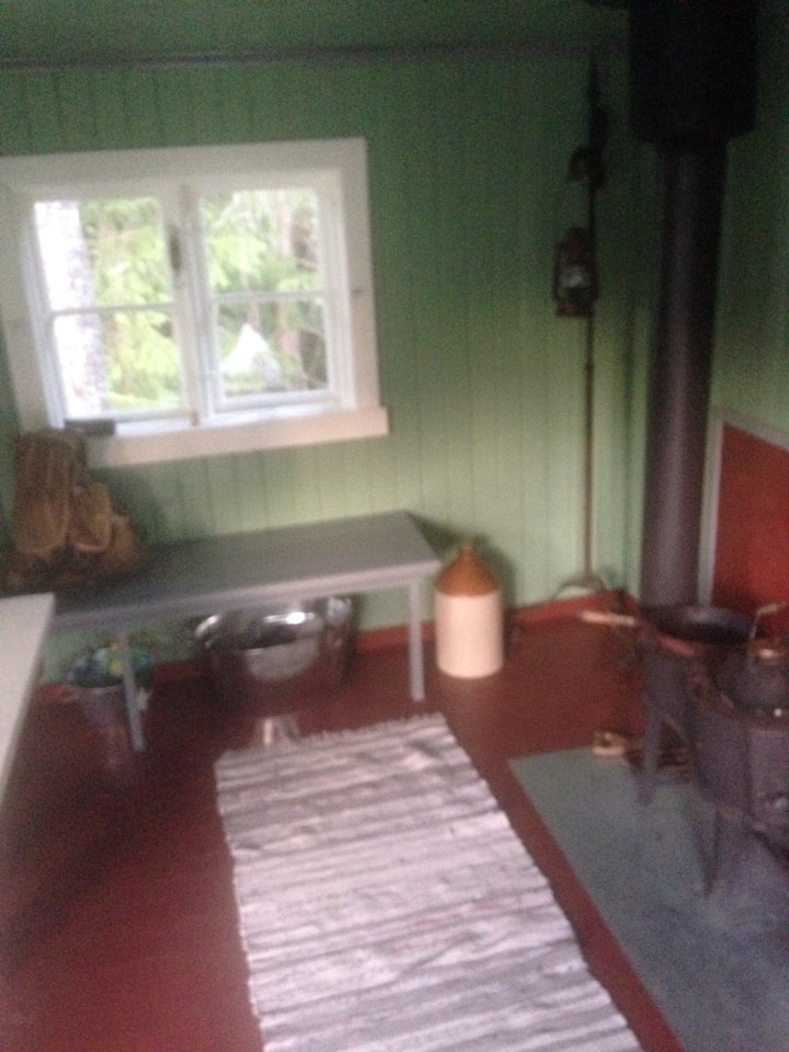 "Farmen Stil». Hytte Fra 1800 Med Brygge Og Robåt. - Lunde