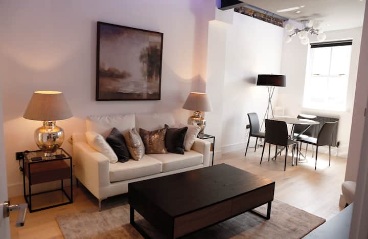 Buckingham Palace Apartment - Victoria Station - London