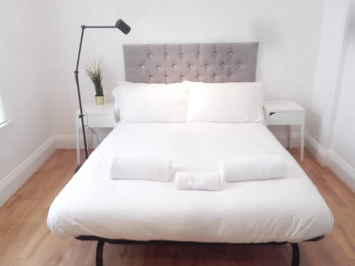 Airy Modern Park Room Studio Ls9 - Leeds