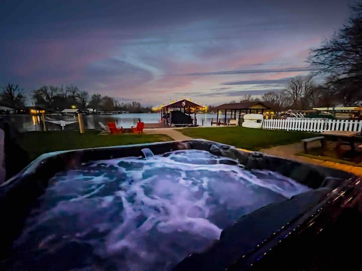 Waterfront Cabin With Hot Tub & Heated Bar - Indian Lake, OH