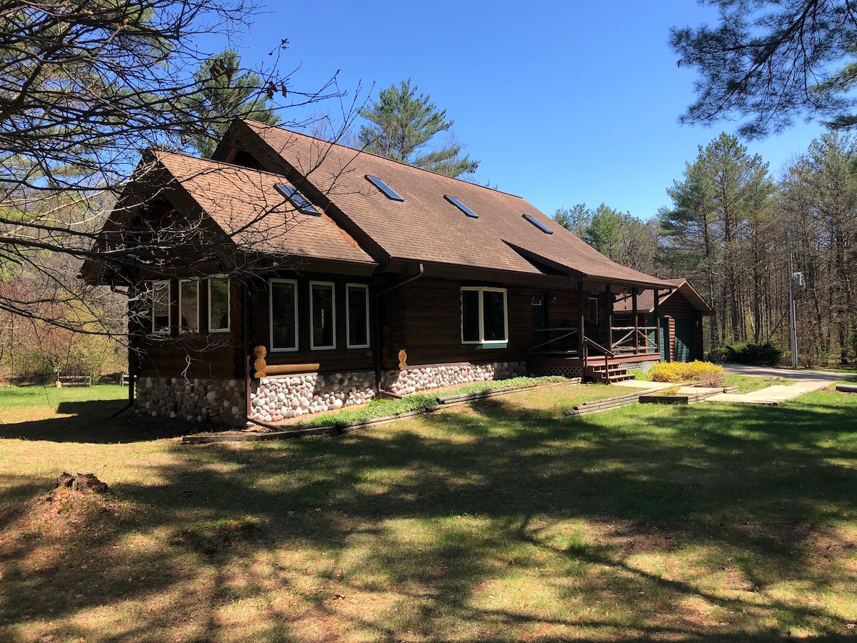 Beautiful Trow Lake Cabin overlooking the lake - Houses for Rent in ...