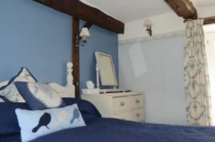 Breton Cottage With Castle And Canal Views - Josselin