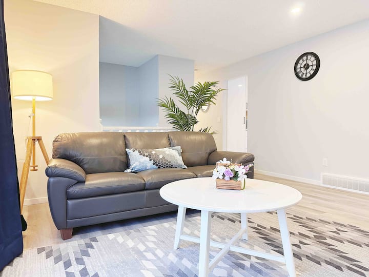 A Newly Renovated Cozy House At Edgemont - Calgary
