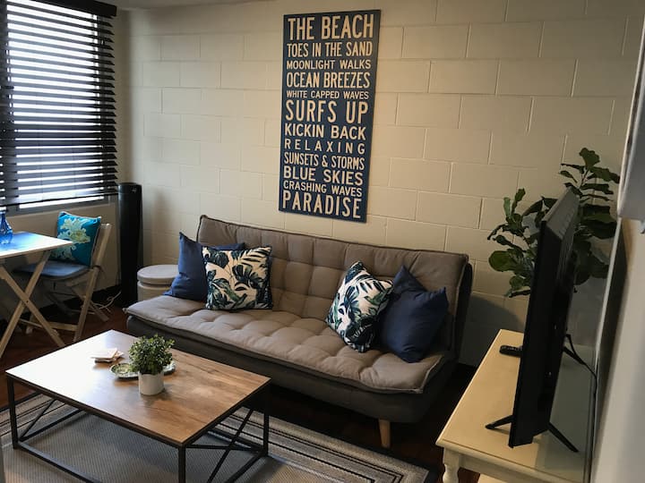 Beachy Bungalow - 1 Bedroom/ 1 Bath/ 1 Parking - O‘ahu, HI