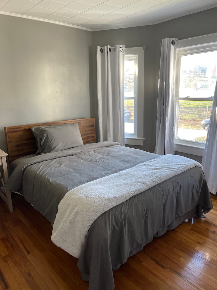 Bedroom In Cozy 1st Floor Tufts /Green Line Train - Somerville, MA