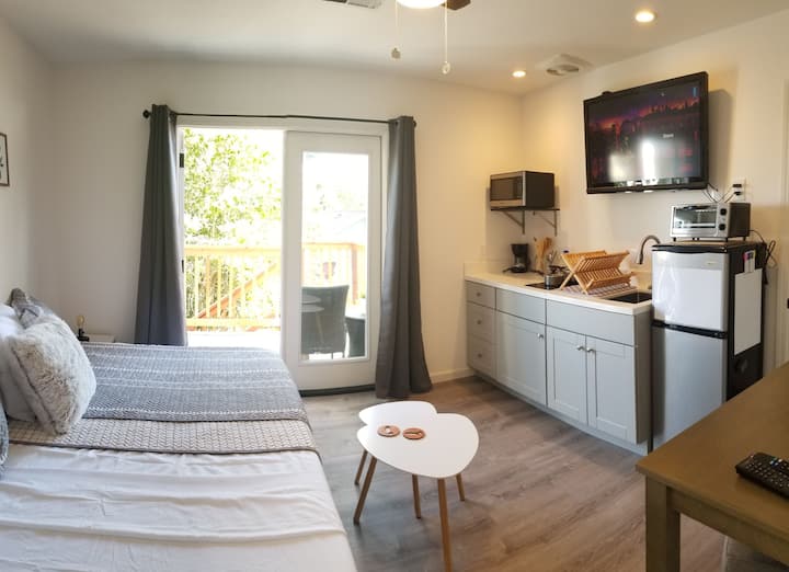 Studio W/ Private Balcony & Treeline Views - Santa Rosa, CA