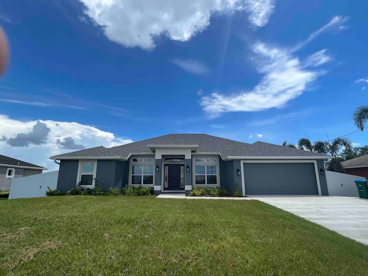 Spacious Brand New Home| Huge Backyard | Fire-pit - Cabo Coral