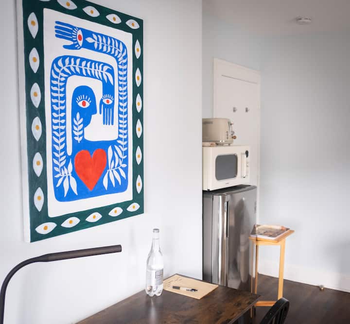 Artsy & Sunny 2 Bedroom Suite W/ Private Entrance - Waltham, MA
