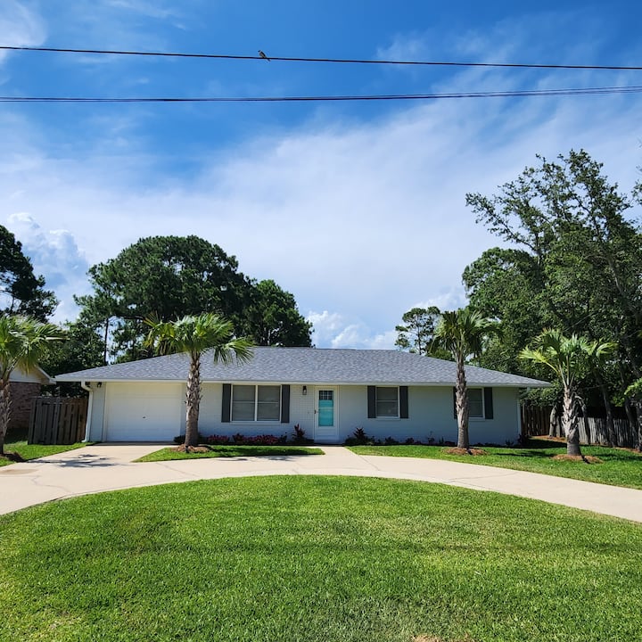 Gulf Breeze Getaway - 7 Miles From The Beach - Pensacola Beach, FL