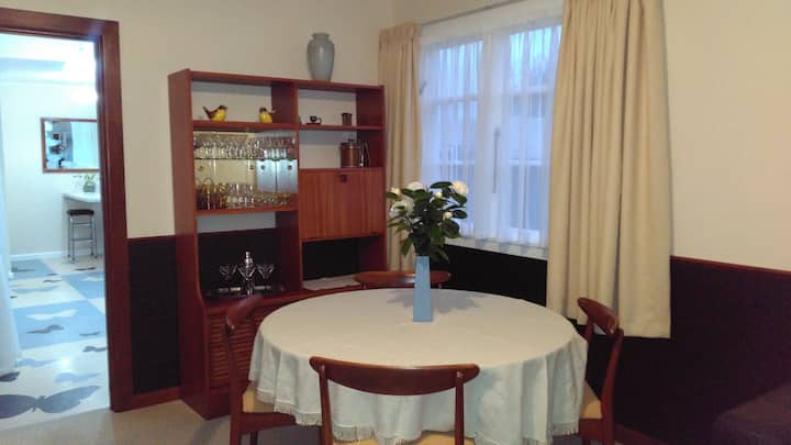 Monarch Manor Mid-century Style 2brm In Citycentre - Palmerston North