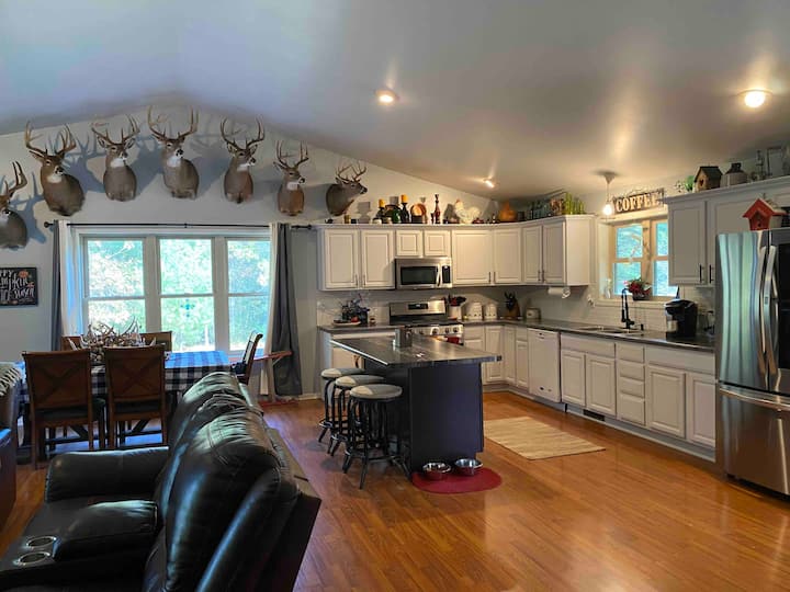 5 Bedroom Wooded Paradise (Mins From Wi Dells) - Wisconsin Dells, WI