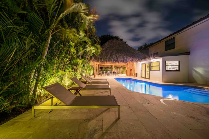 The Delray Palms Tiki Haven Of Bliss  Saltwater Splash & Play 4bd Live Vibes - Boca Raton, FL