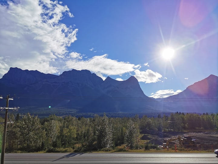 Cozy Studio W/mountain View Balcony In Canmore - Canmore