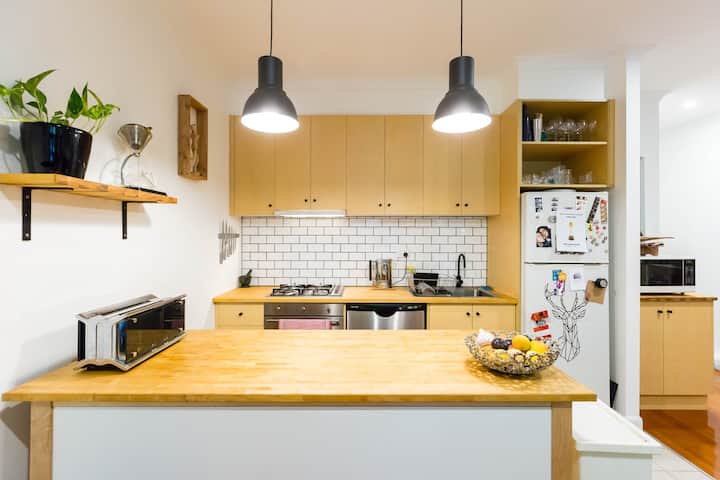 Cute Cbd 1bd With Nbn100 And Projector - Melbourne