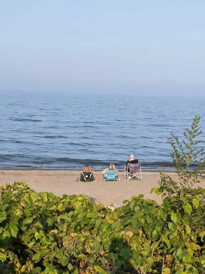 One Bedroom Separate Apartment Steps To The Beach - Hamilton