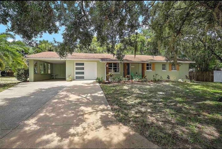 The Floridian, 5 Beds, Sleeps 7, Ping Pong Table - Mount Dora, FL
