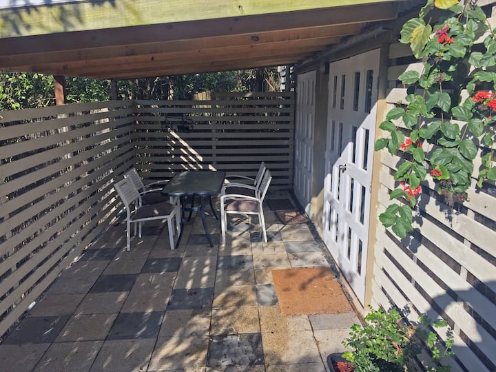 Spacious 1 Bed  Flat Near Uni With Courtyard - Brisbane
