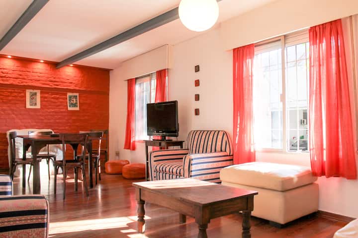A 150mts De Plaza Seregni -Amplio Apto Piso Madera - Uruguay