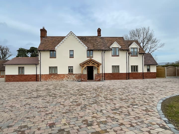 Stunning House, All Ensuite, Sleeps 12, Hot Tub - Shrewsbury