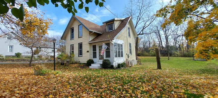 Cheerful And Charming 4 Br/3ba Cottage By The Lake - Aurora, NY