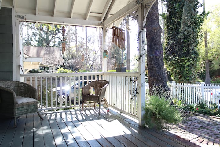 Elaine's Hollywood Bed And Breakfast - West Hollywood, CA