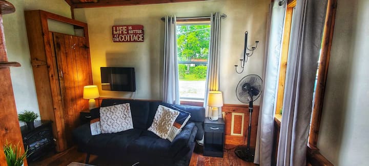 Two Waterfront Cozy Cabins - Ottawa