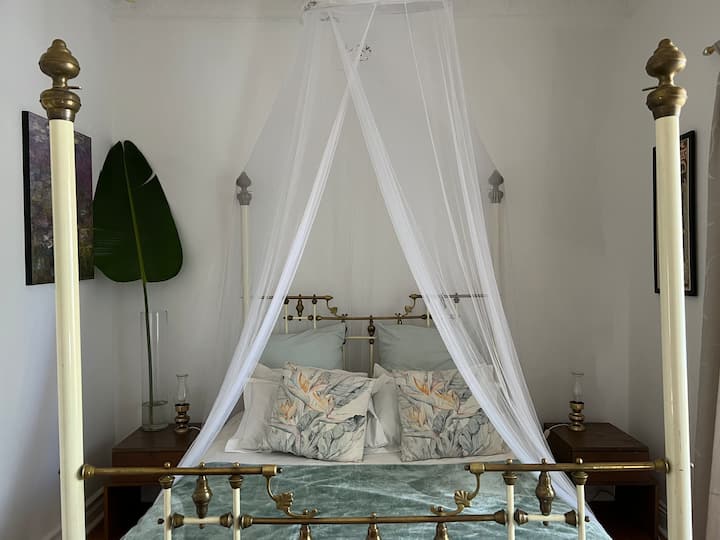 Solar Powered Victorian Suite @ The Orchard On 2nd - Johannesburg