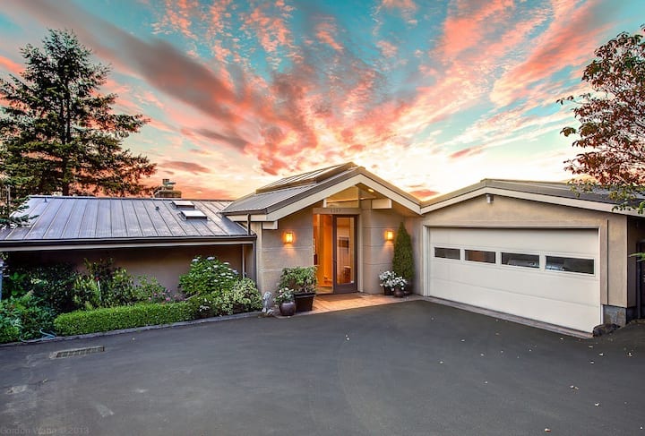 Prichard's Perch - Private, Views From Every Room! - Seattle, WA